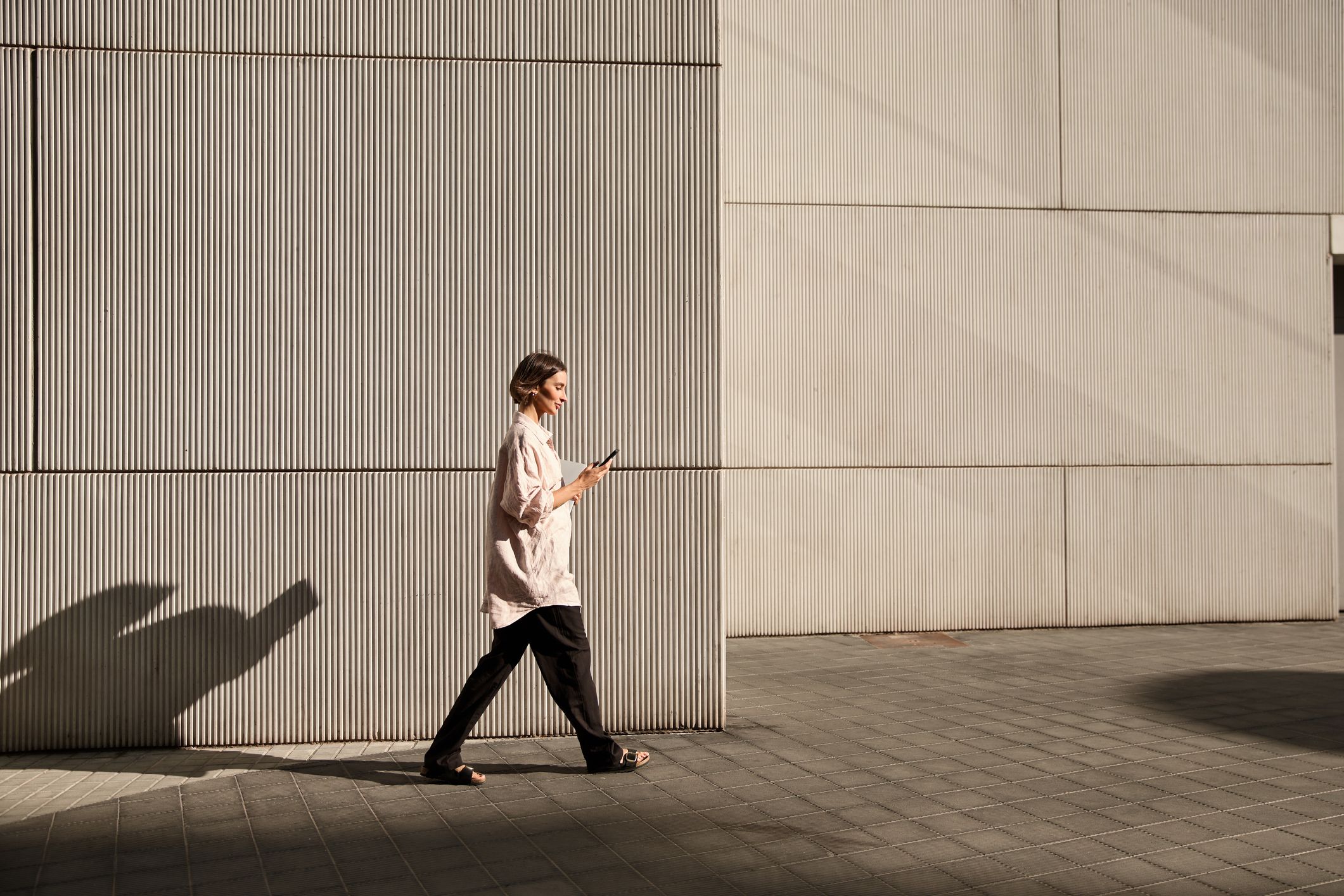 Dit is waarom jij als vrouw onbewust de trend 'claw grip' volgt